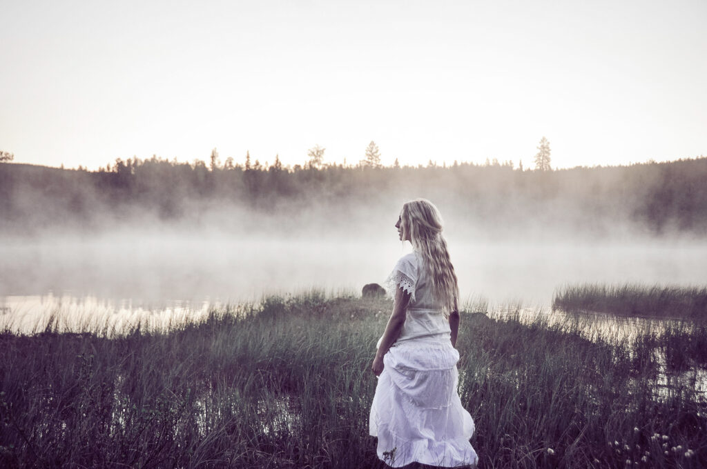 Jonna Jinton announces debut album 'Songs & Callings' - Distorted Sound ...